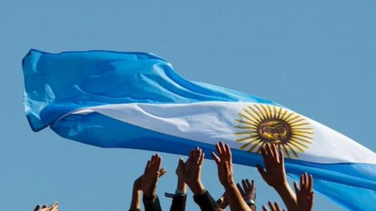 Debido a la probabilidad de lluvia, la promesa a la bandera se hará en ...